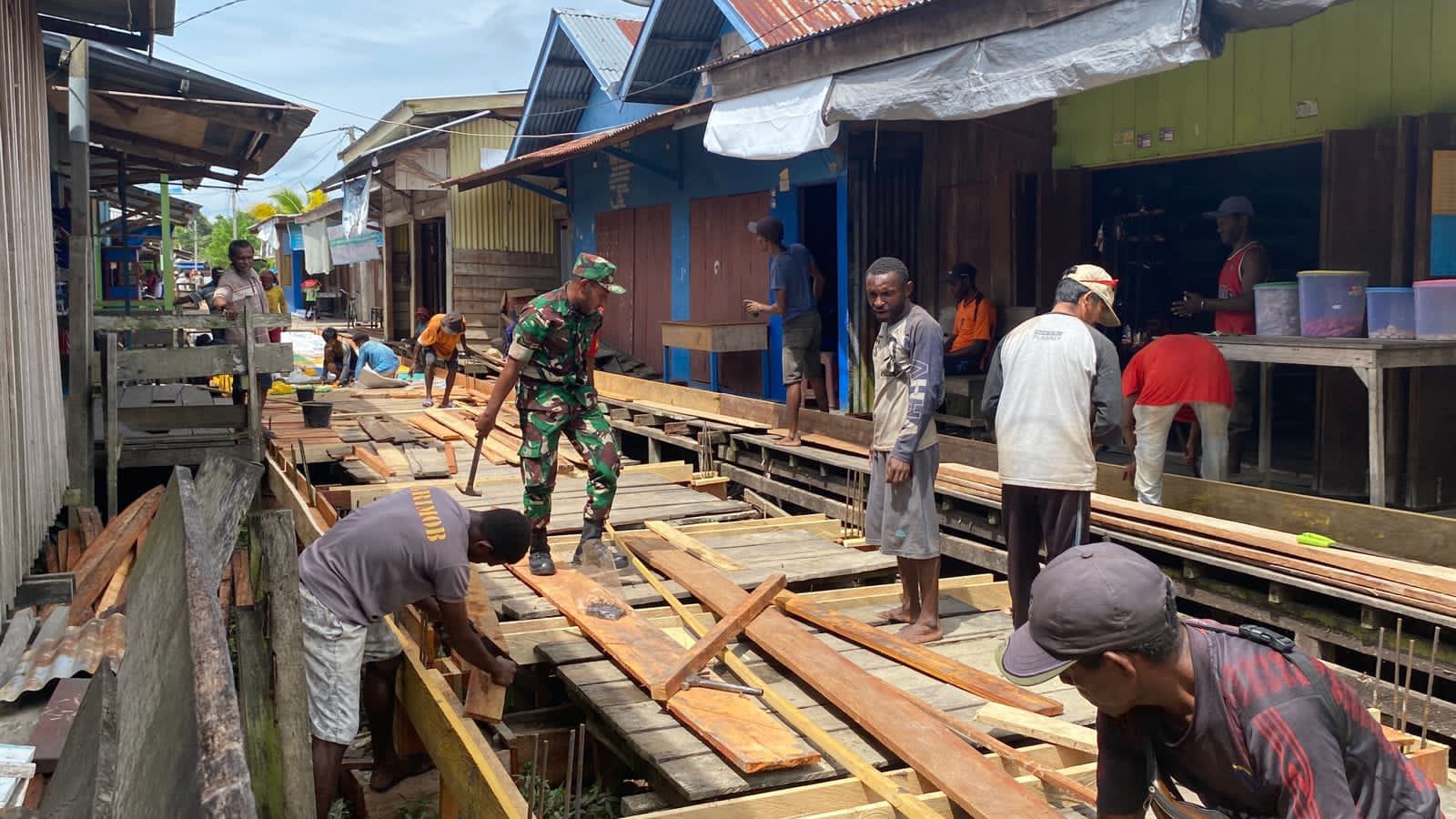 Danramil 1806-05/Tomu Melaksanakan Monitoring Pengerjaan Jalan di ...