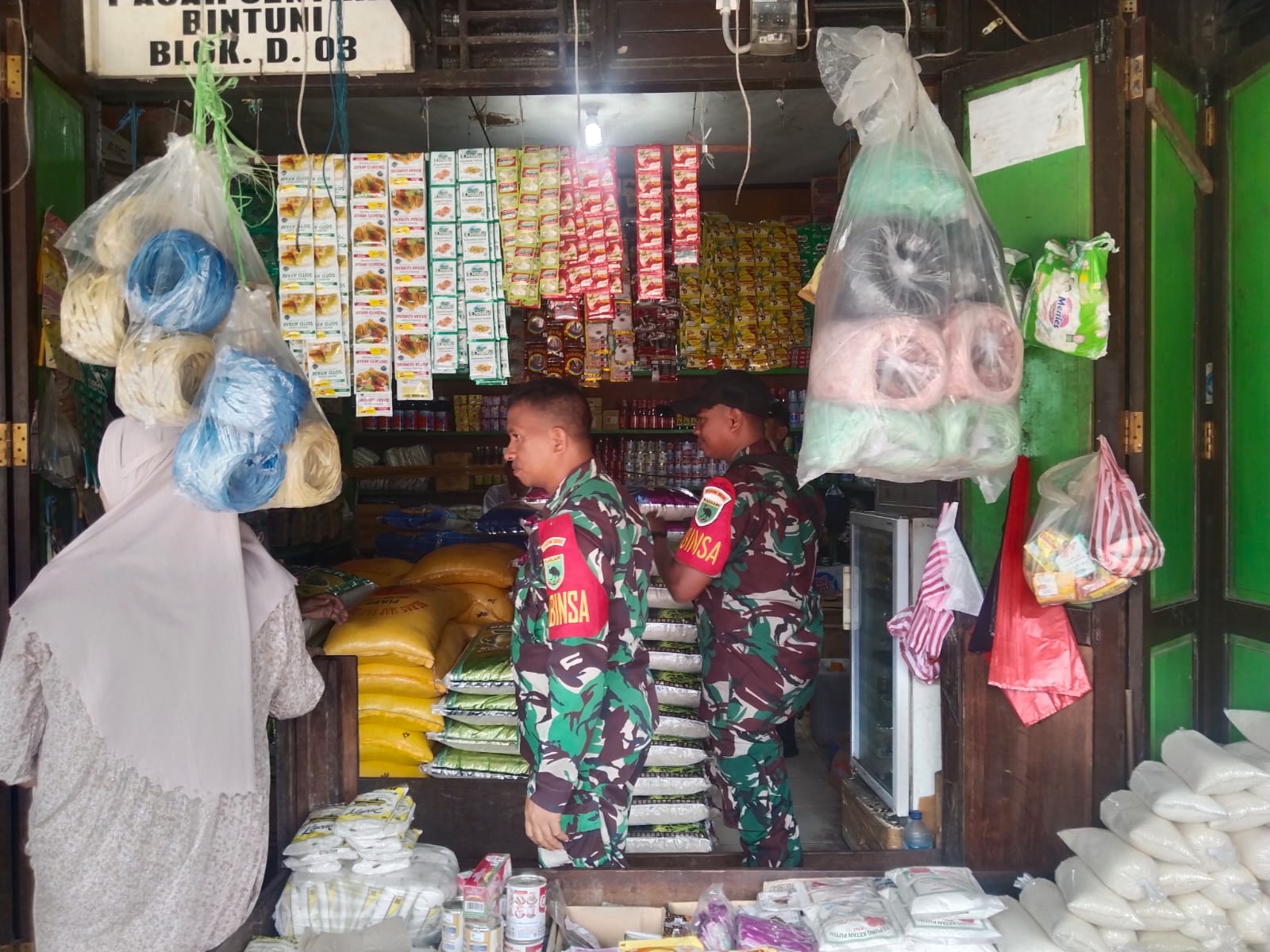 Kodim 1806 Bintuni Dan Dinas Terkait Mengecek Harga Bapok Di Pasar ... Kodim 1806 Bintuni Dan Dinas Terkait Mengecek Harga Bapok Di Pasar ...