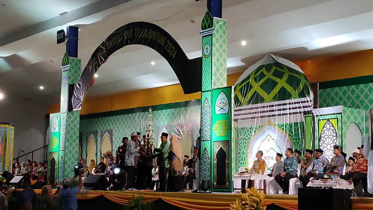 Ditandai Pemukulan Bedug, Plt. Sekda Frans N Awak Buka MTQ ke X Tingkat ...