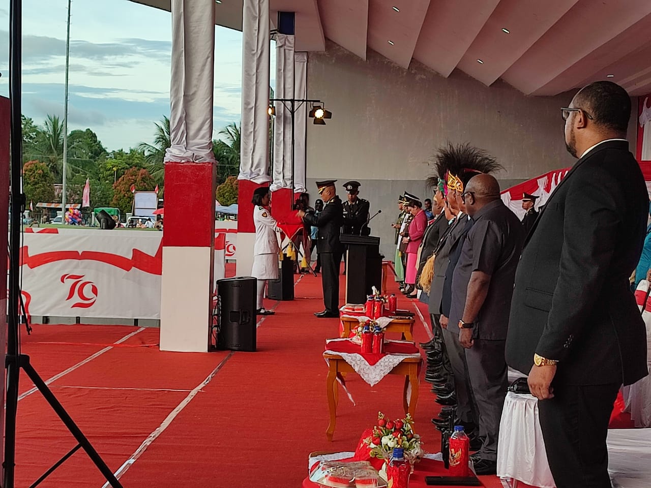 Kapolres Teluk Bintuni Jadi Irup Penurunan Bendera Merah Putih HUT ke -79 RI – Suara Teluk