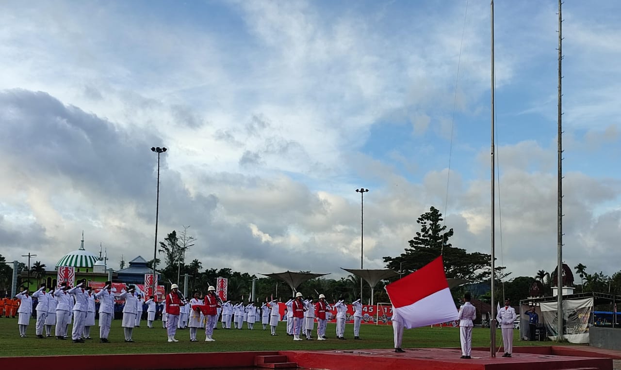 Kapolres Teluk Bintuni Jadi Irup Penurunan Bendera Merah Putih HUT ke -79 RI – Suara Teluk