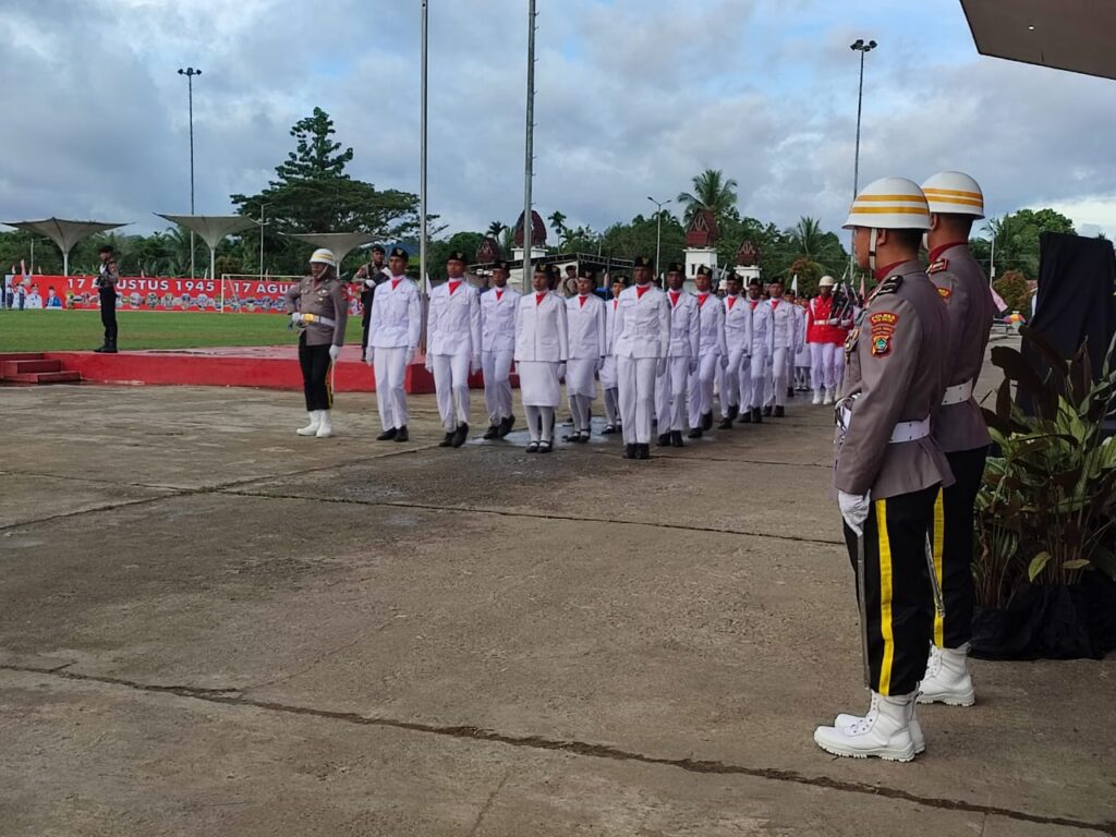 Kapolres Teluk Bintuni Jadi Irup Penurunan Bendera Merah Putih HUT ke -79 RI – Suara Teluk