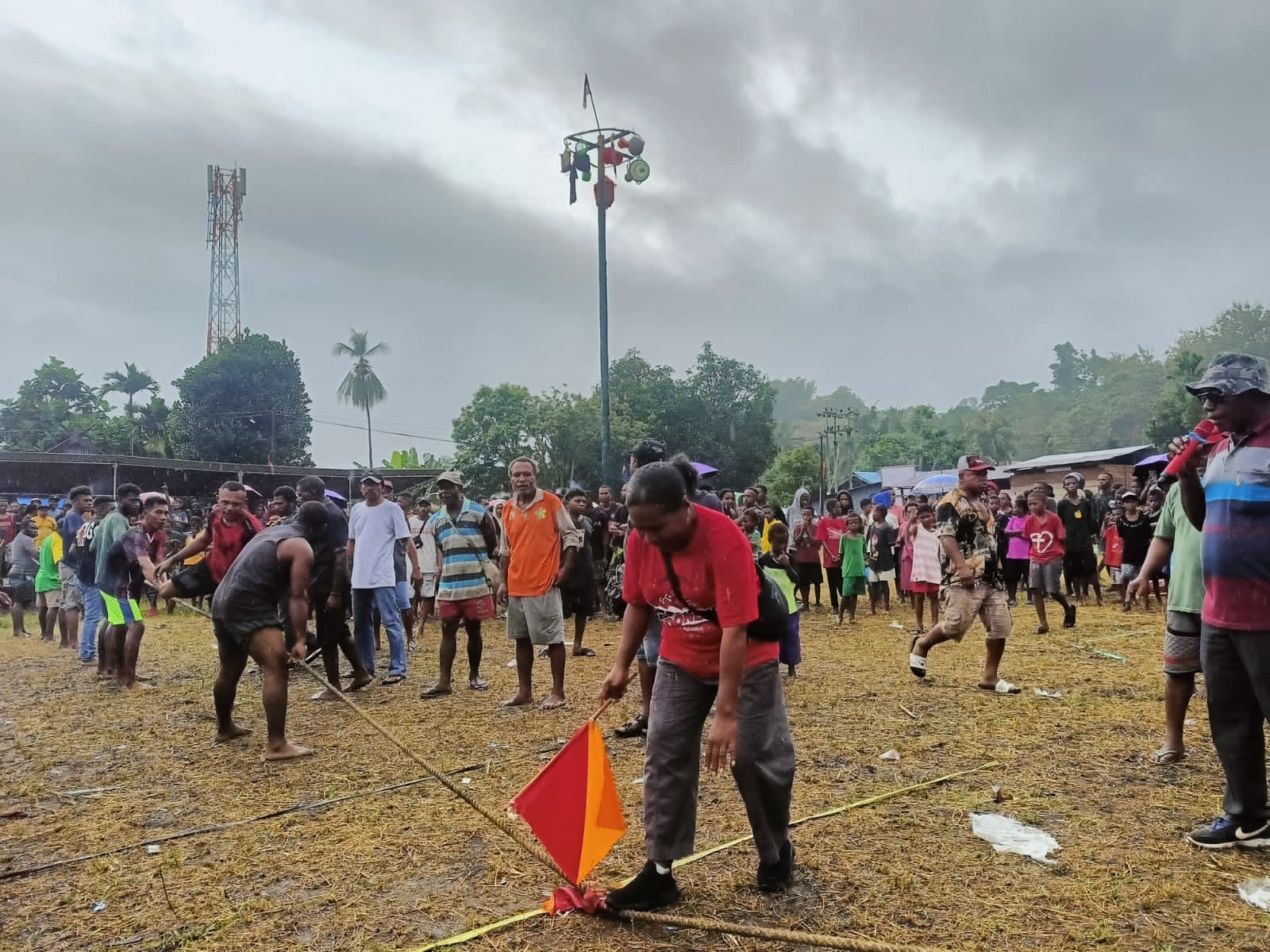 Keseruan Ibu-Ibu Lomba Tarik Tambang dan Panjat Pinang Semarakkan HUT Ke-79 RI di Bintuni ...