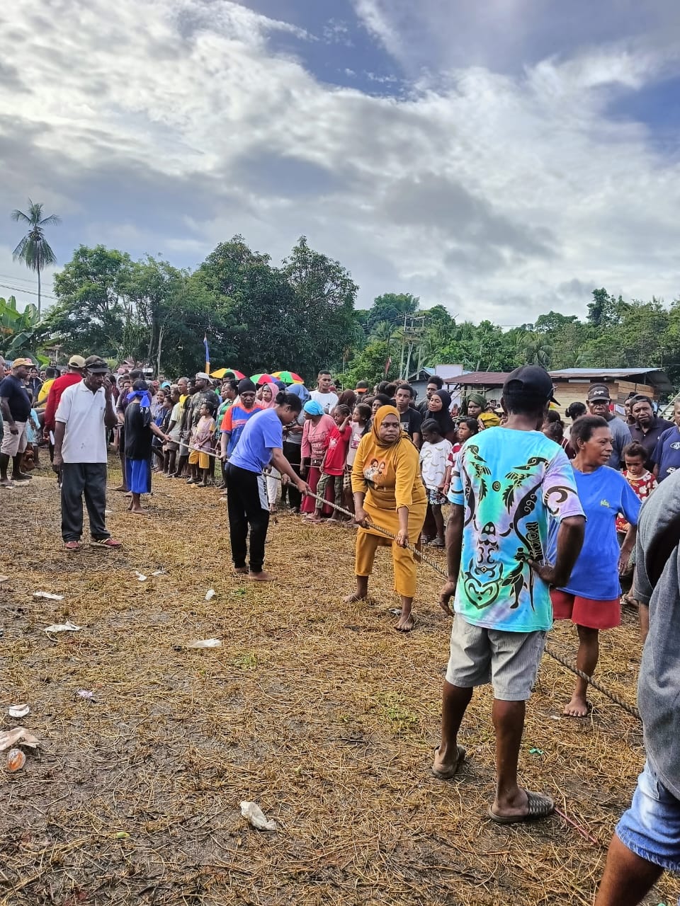 Keseruan Ibu-Ibu Lomba Tarik Tambang dan Panjat Pinang Semarakkan HUT Ke-79 RI di Bintuni ...