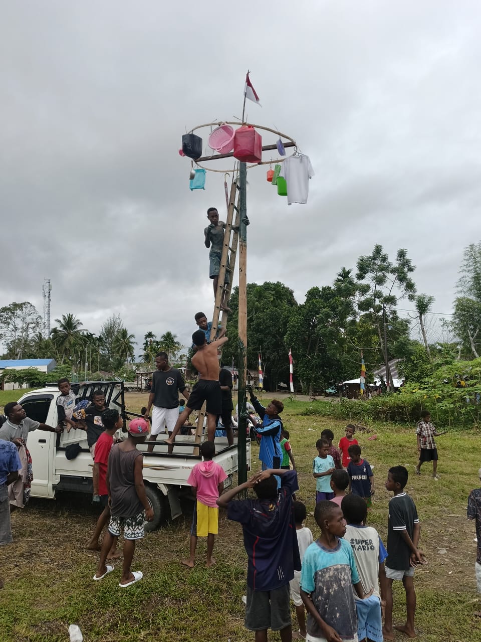 Keseruan Ibu-Ibu Lomba Tarik Tambang dan Panjat Pinang Semarakkan HUT Ke-79 RI di Bintuni ...