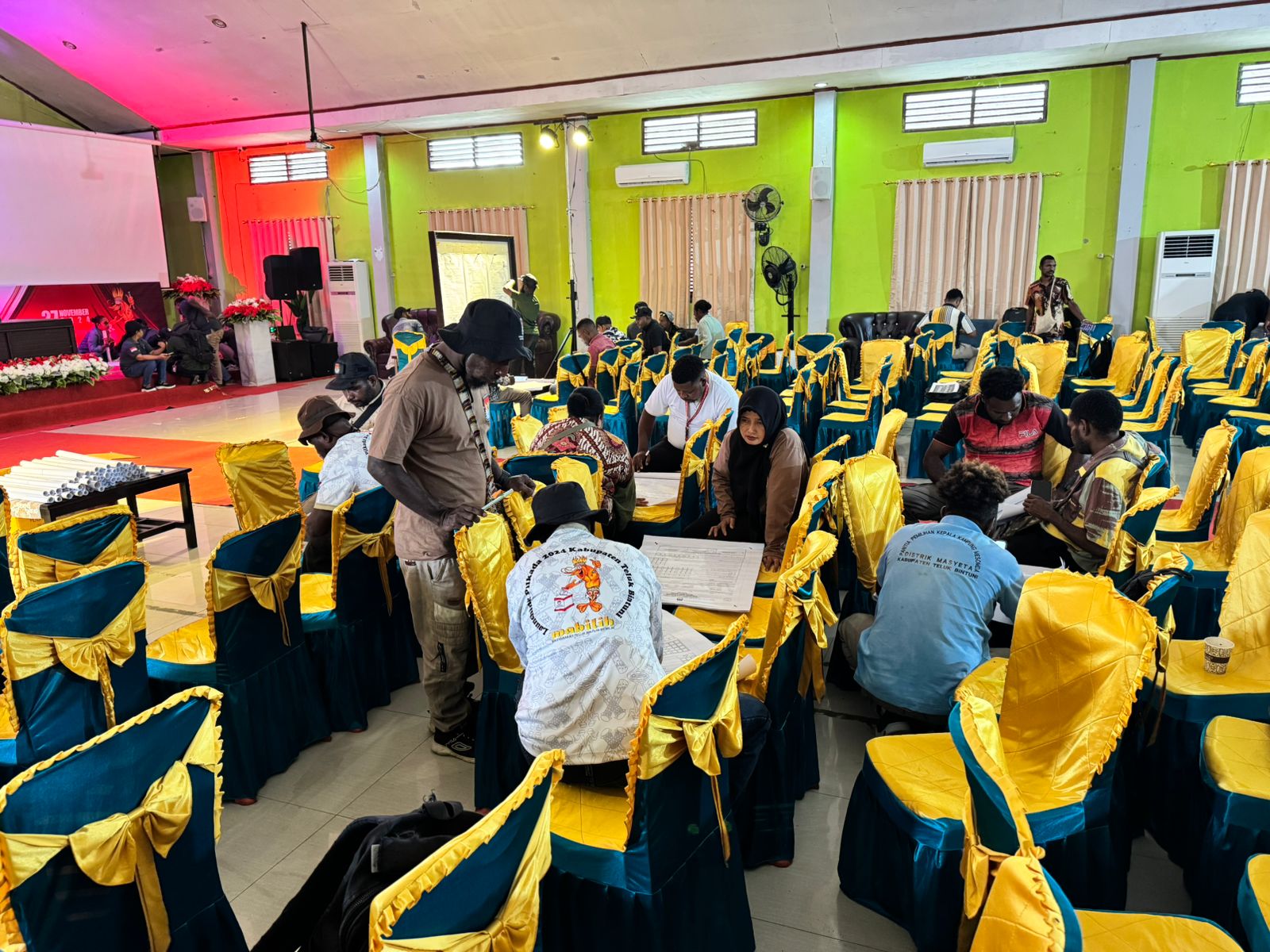 KPU Bintuni Gelar Bimtek Penggunaan Aplikasi Sirekap Pilkada 2024 ... KPU Bintuni Gelar Bimtek Penggunaan Aplikasi Sirekap Pilkada 2024 ...