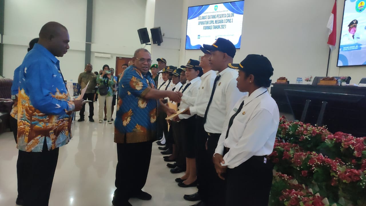 Penyerahan SK CPNS Formasi Tahun 2021 Oleh Bupati Teluk Bintuni – Suara Teluk