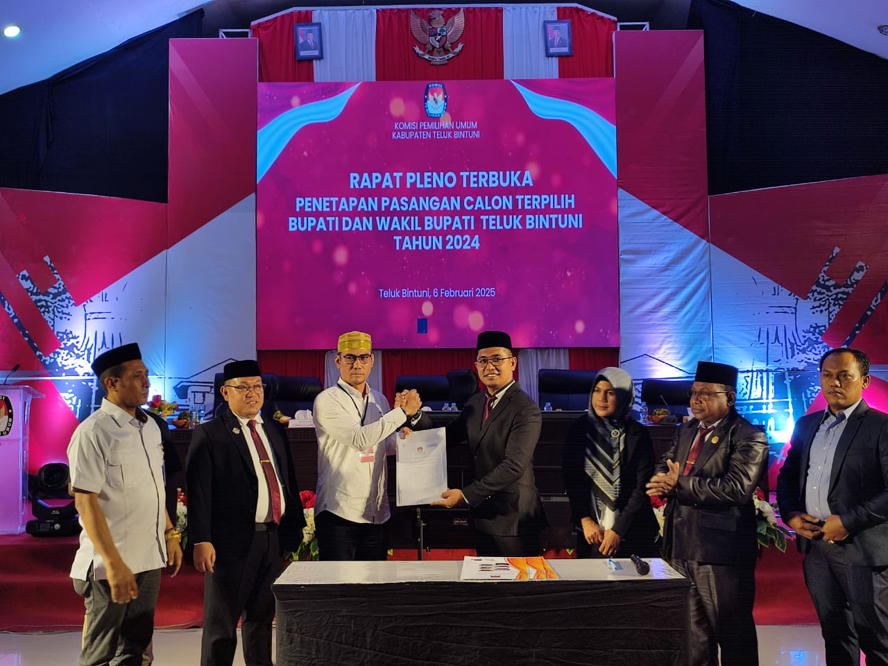 KPU Teluk Bintuni Tetapkan Yohanis Manibuy- Joko Lingara Sebagai Bupati dan Wakil Bupati ...