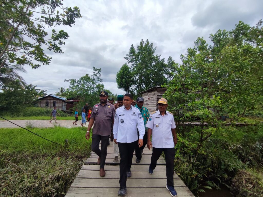 Tinjau Sekolah Dan Pustu di Distrik Tomu, Yohanis – Joko Terima Banyak ...