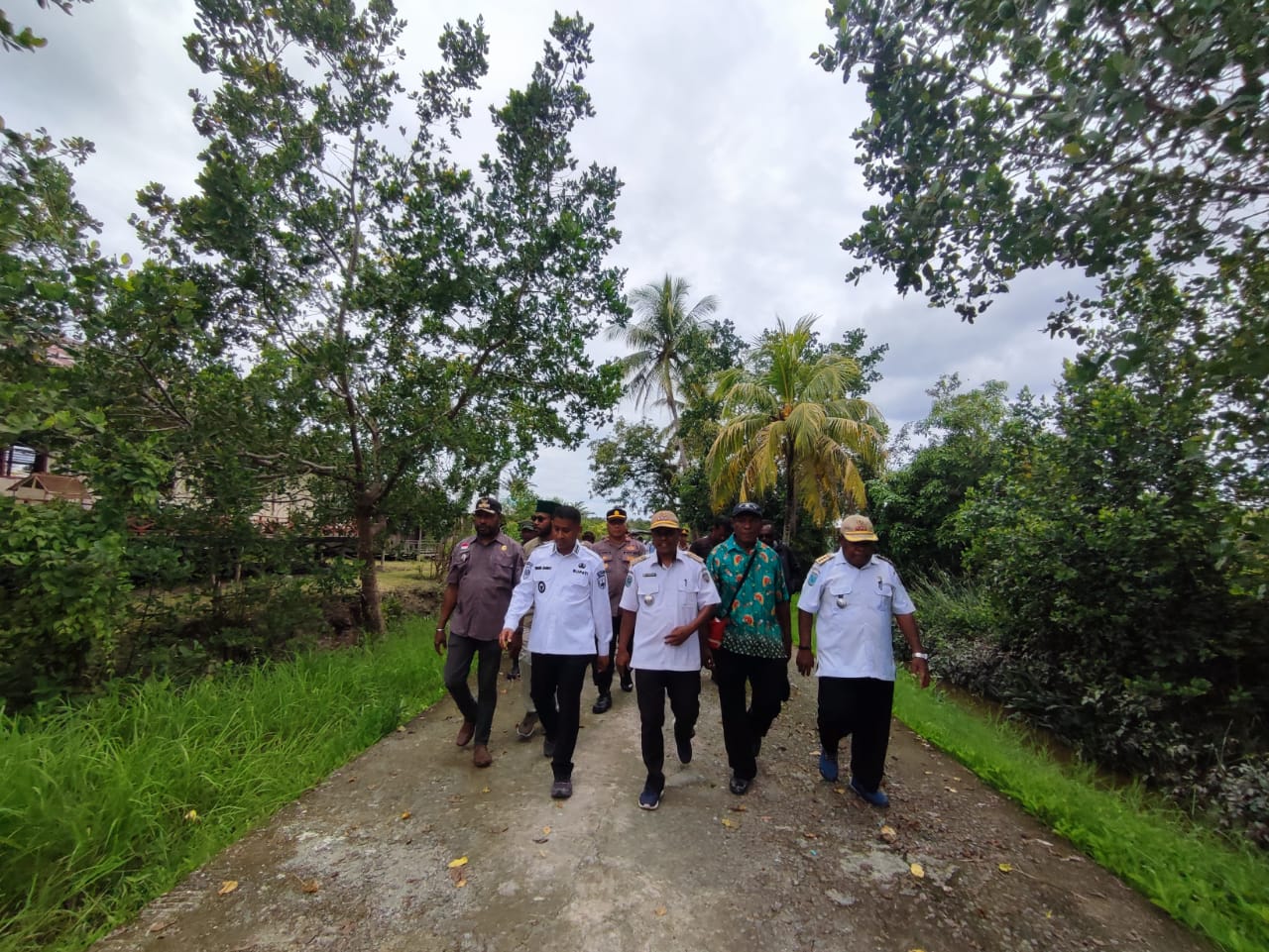 Tinjau Sekolah Dan Pustu di Distrik Tomu, Yohanis – Joko Terima Banyak ...