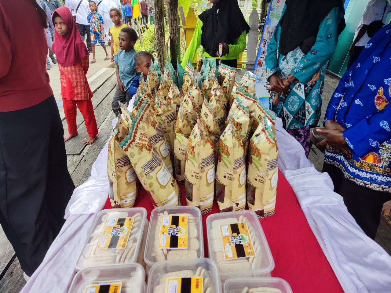 Bupati – Wakil Bupati Bintuni Kunjungi Rumah Pengolahan Tepung Sagu di ...